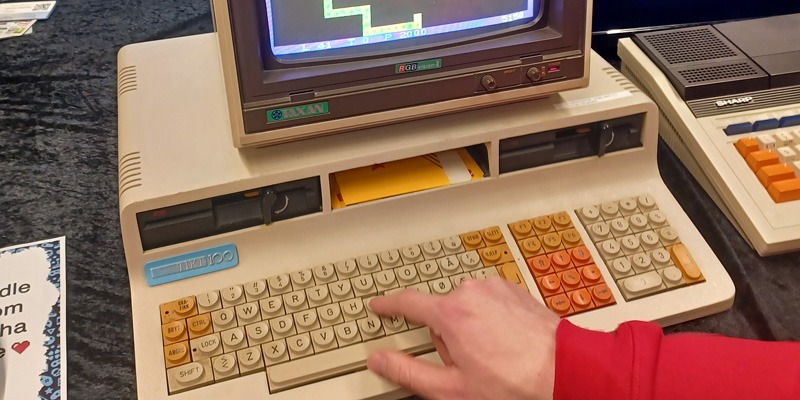 Ode til Tiki-100 - Spillhistorie.no